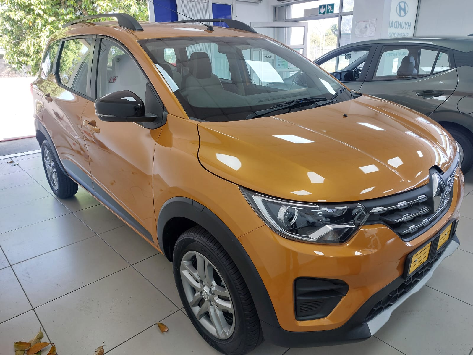 Renault Triber 1.0 Zen for sale in KZN - Hillcrest - Carfind.co.za (ID ...