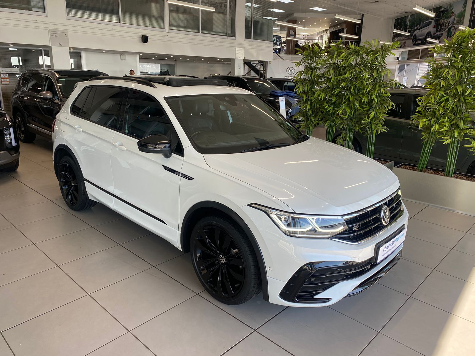 Volkswagen (VW) Tiguan IV 2.0 TSI R-Line DSG 4Motion (162kW) for sale ...